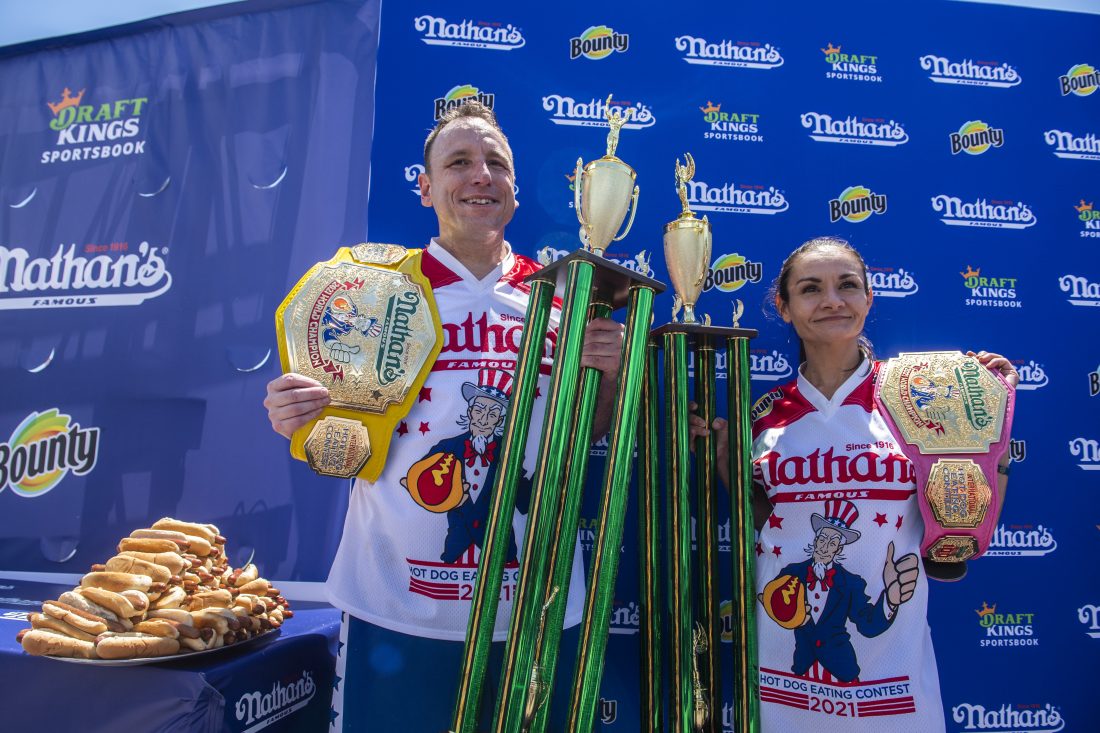 Joey Chestnut sets new record at post-pandemic hot dog race | News ...